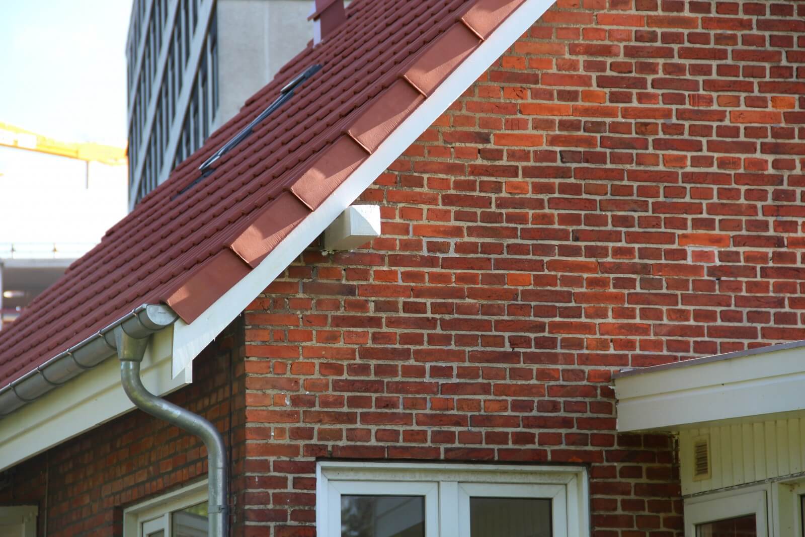 Vindskede afslutning på tegltag - kaldt Vindskedesten» Jydsk Tagteknik