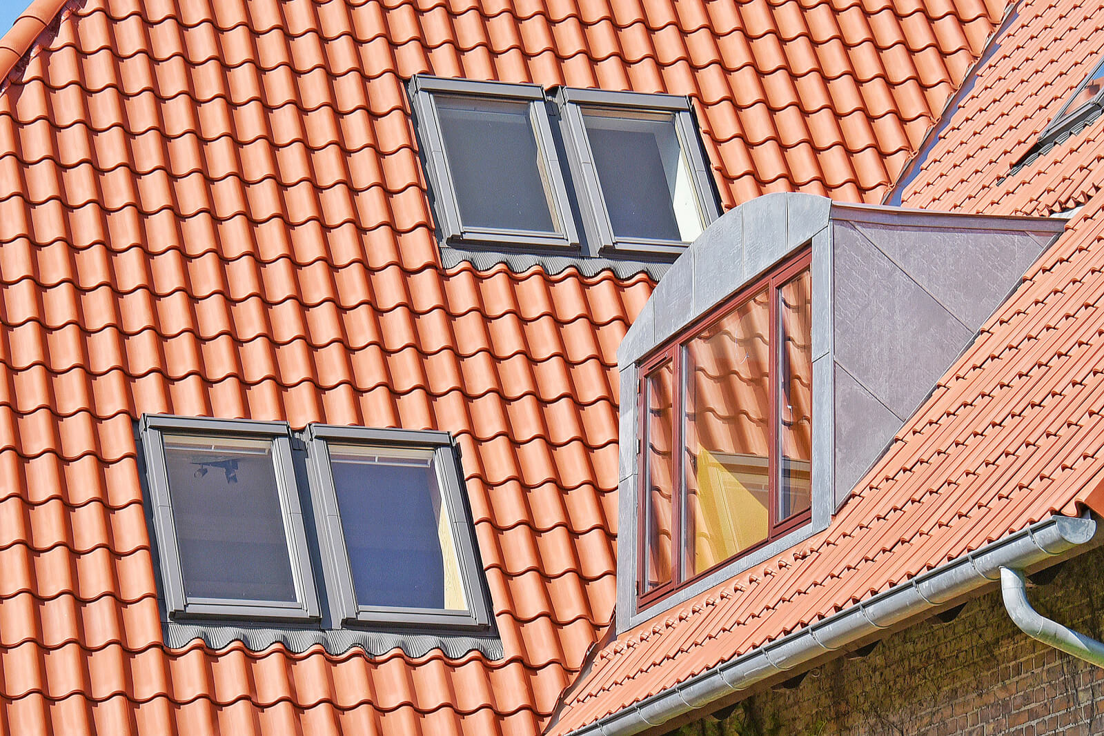 Velux ovenlysvinduer til tegltage» Jydsk Tagteknik