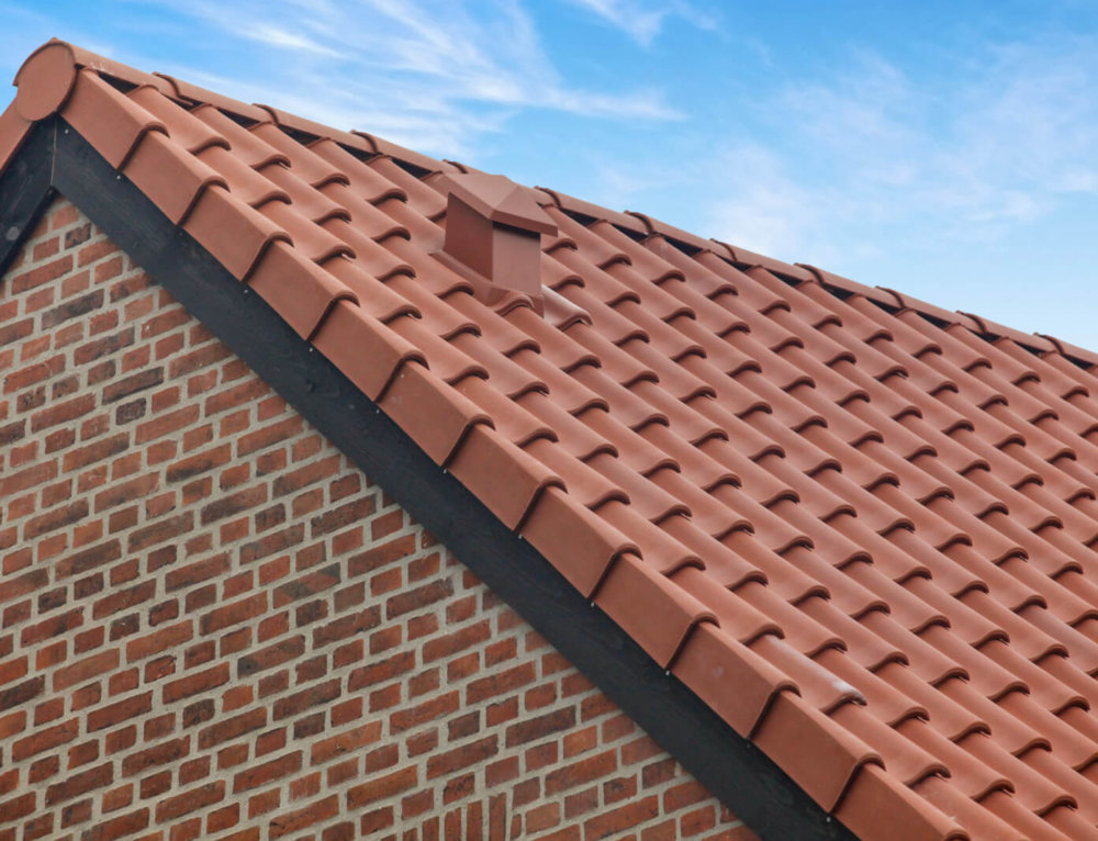 Vindskede afslutning på tegltag - kaldt forskelling af tegl med mørtel ...