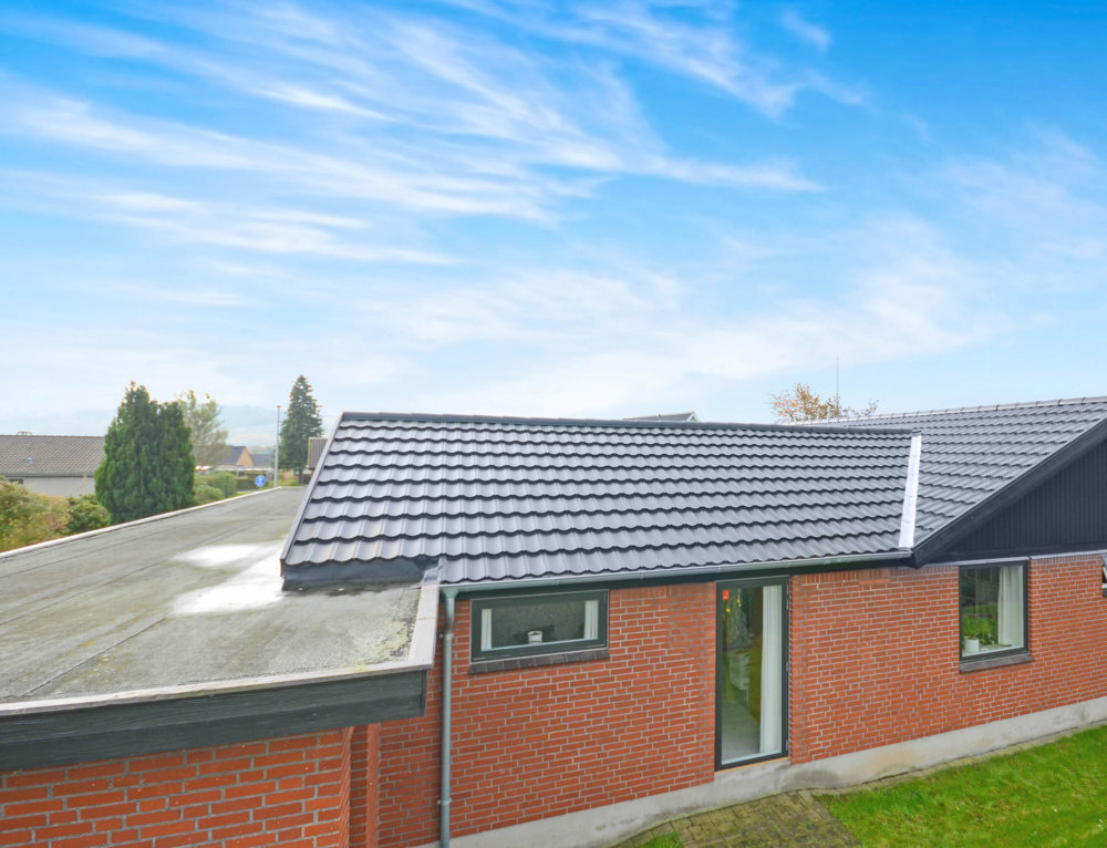 Flot Decra Elegance tag på parcelhus i Ishøj - Jydsk Tagteknik