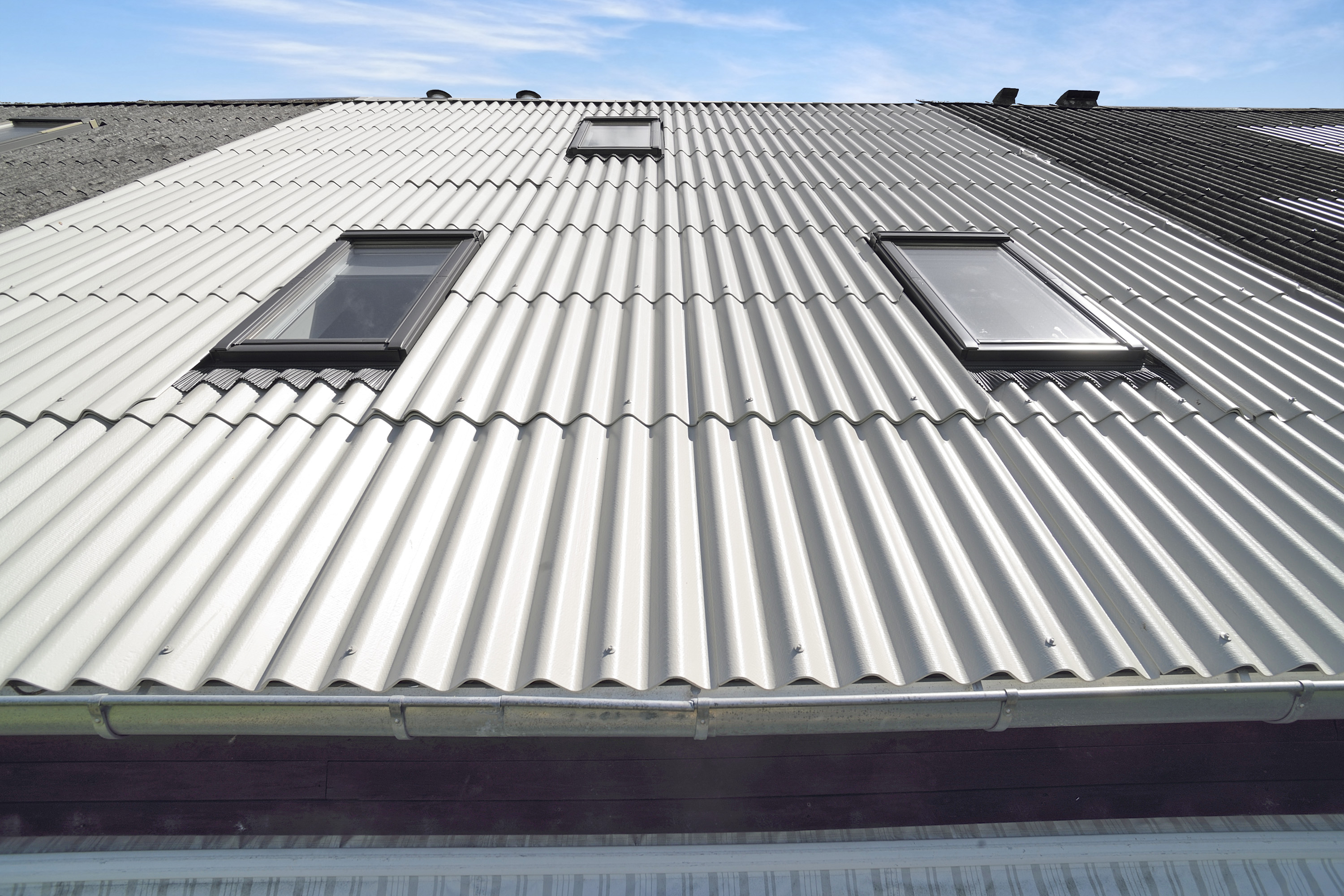 Bølgeeternit på rækkehus i Taastrup - Jydsk Tagteknik