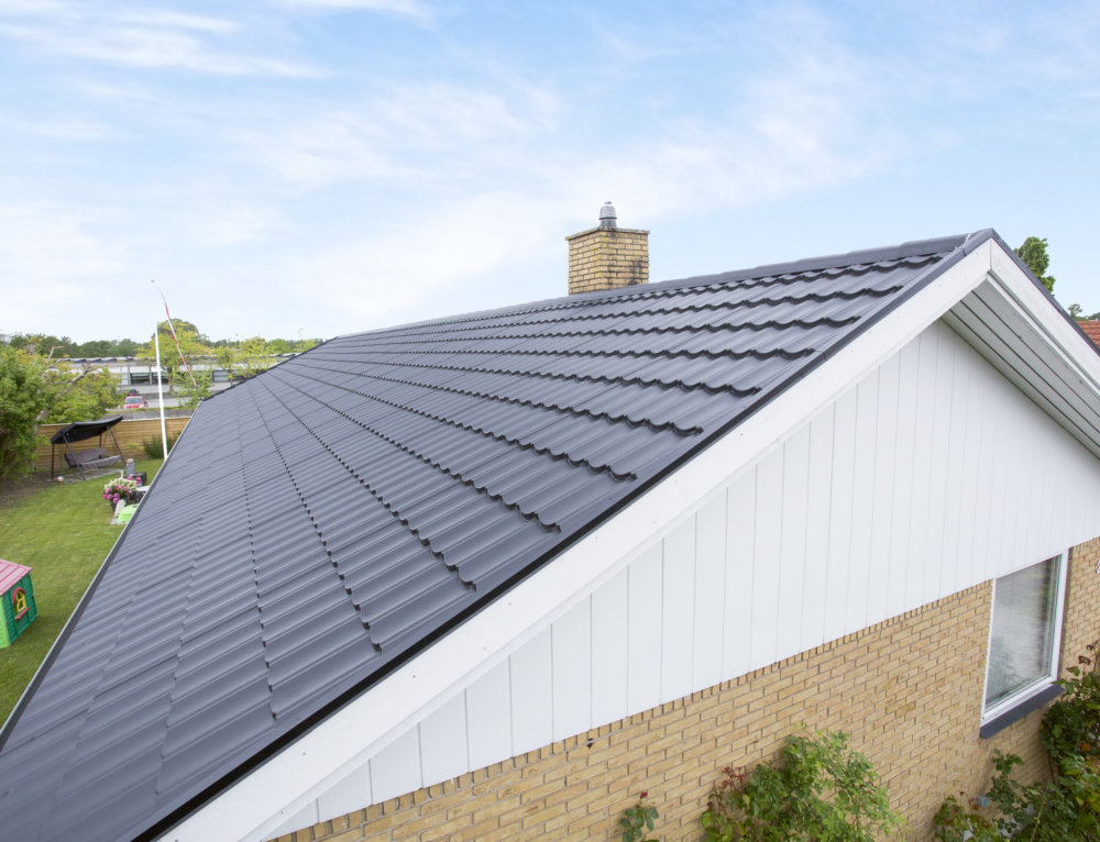 Nedslidt tag blev erstattet af et Decra tag - Jydsk Tagteknik