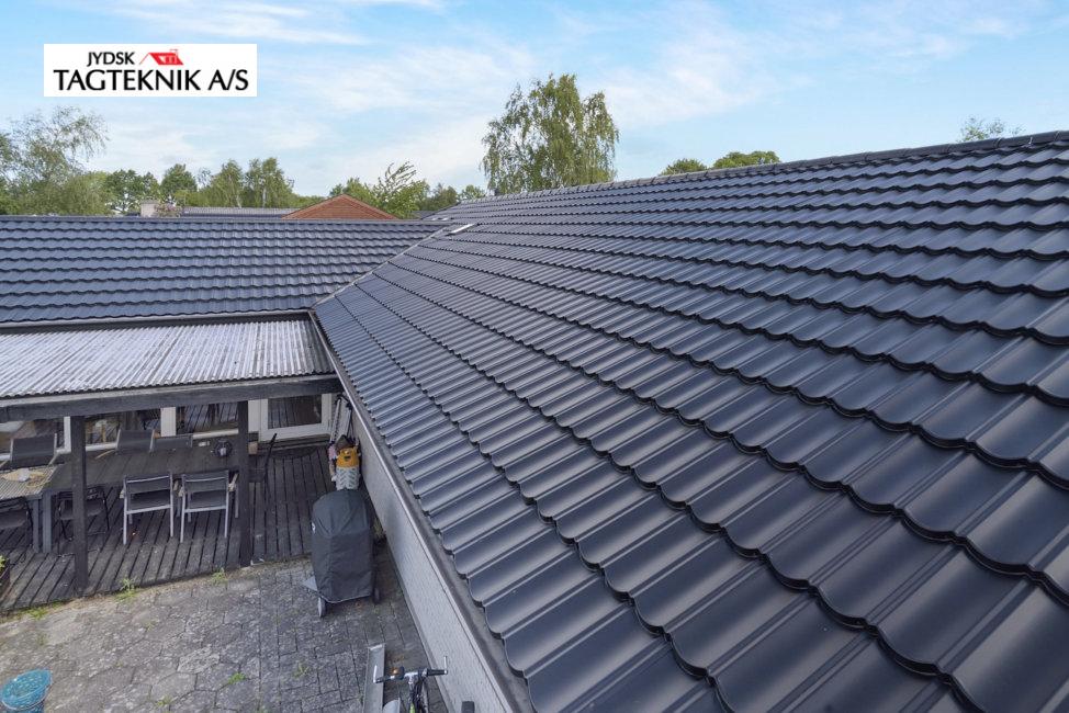Hus i Måløv fik nyt knivskarpt Decra Elegance tag» Jydsk Tagteknik