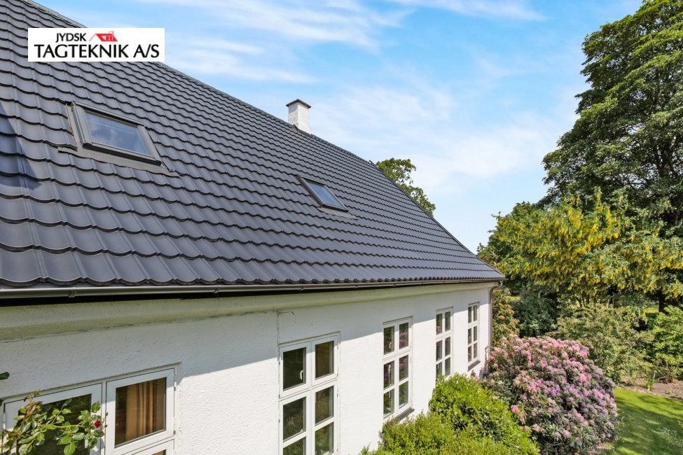 Sort AeroDek (Decra) på skøn ejendom i Gørløse» Jydsk Tagteknik